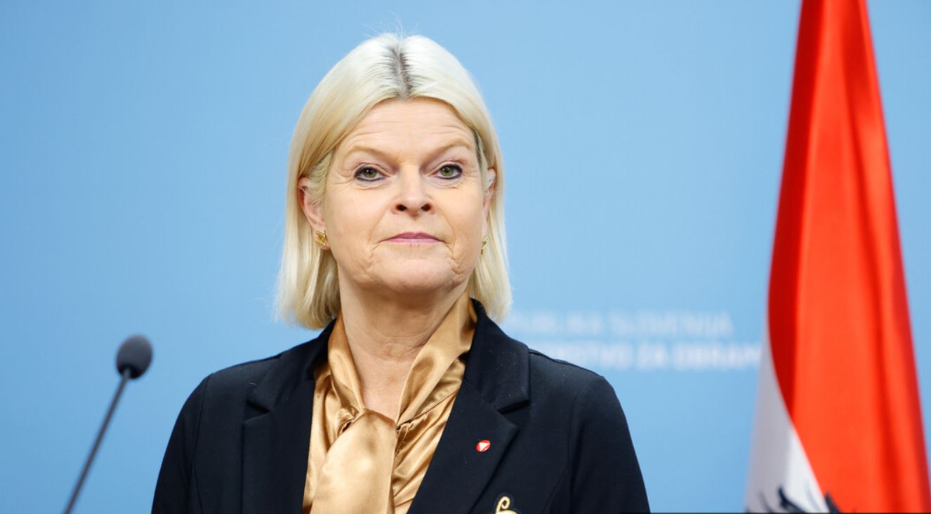 Avstrijska obrambna ministrica: NATO je že prestopil rdečo črto ...