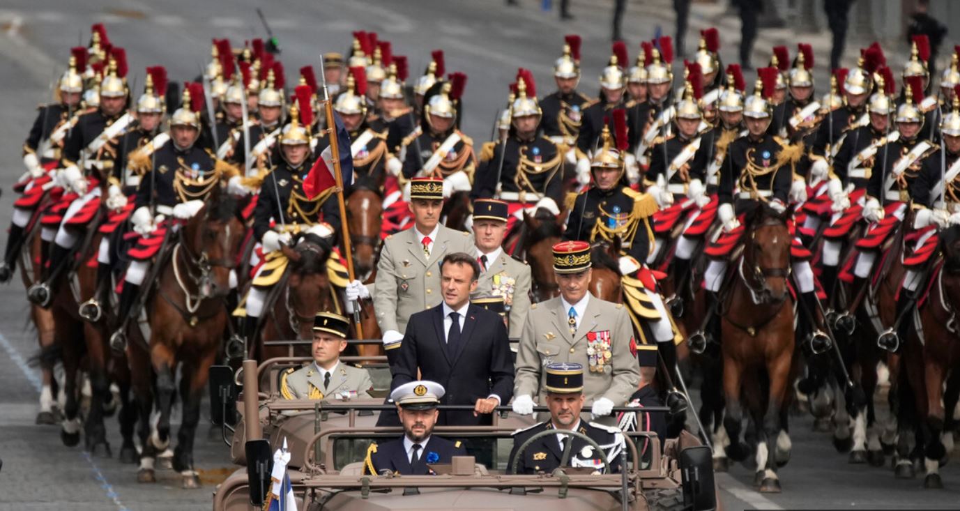 Francozi izžvižgali Macrona med parado ob dnevu padca Bastilje (VIDEO ...