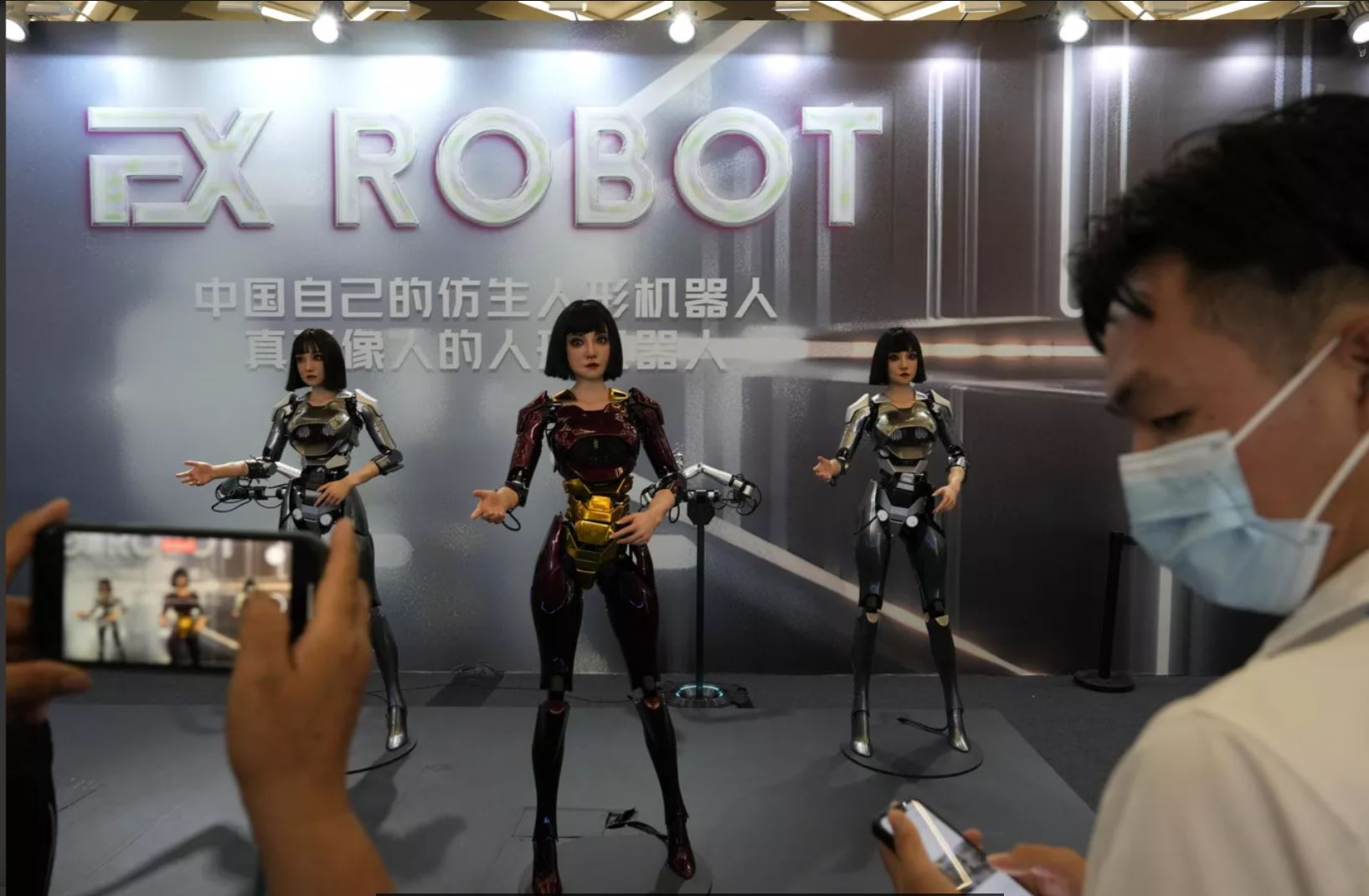 Nastaja nov svet: Na Kitajskem razstavljeni humanoidni roboti, kot jih ...